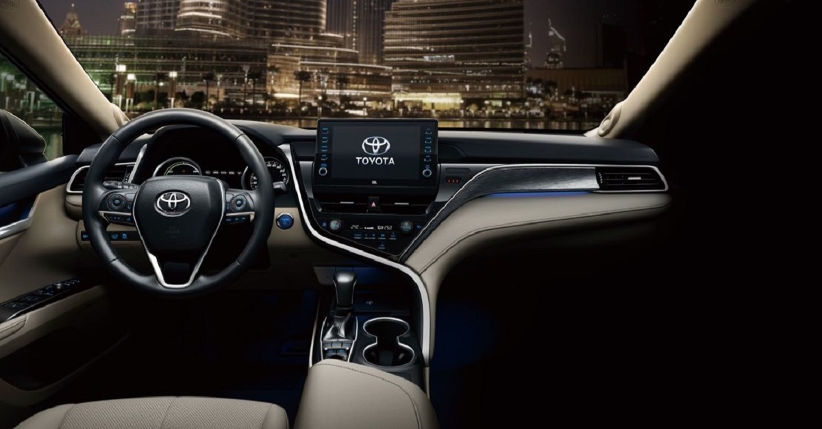 StriveME - تويوتا هايبرد كامري 2023 في السعودية مع اهم المواصفات والاسعار